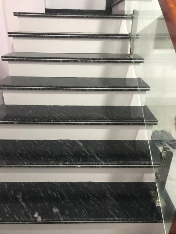 Cầu thang đá đen rừng cổ trắng - Vẻ đẹp từ tự nhiên